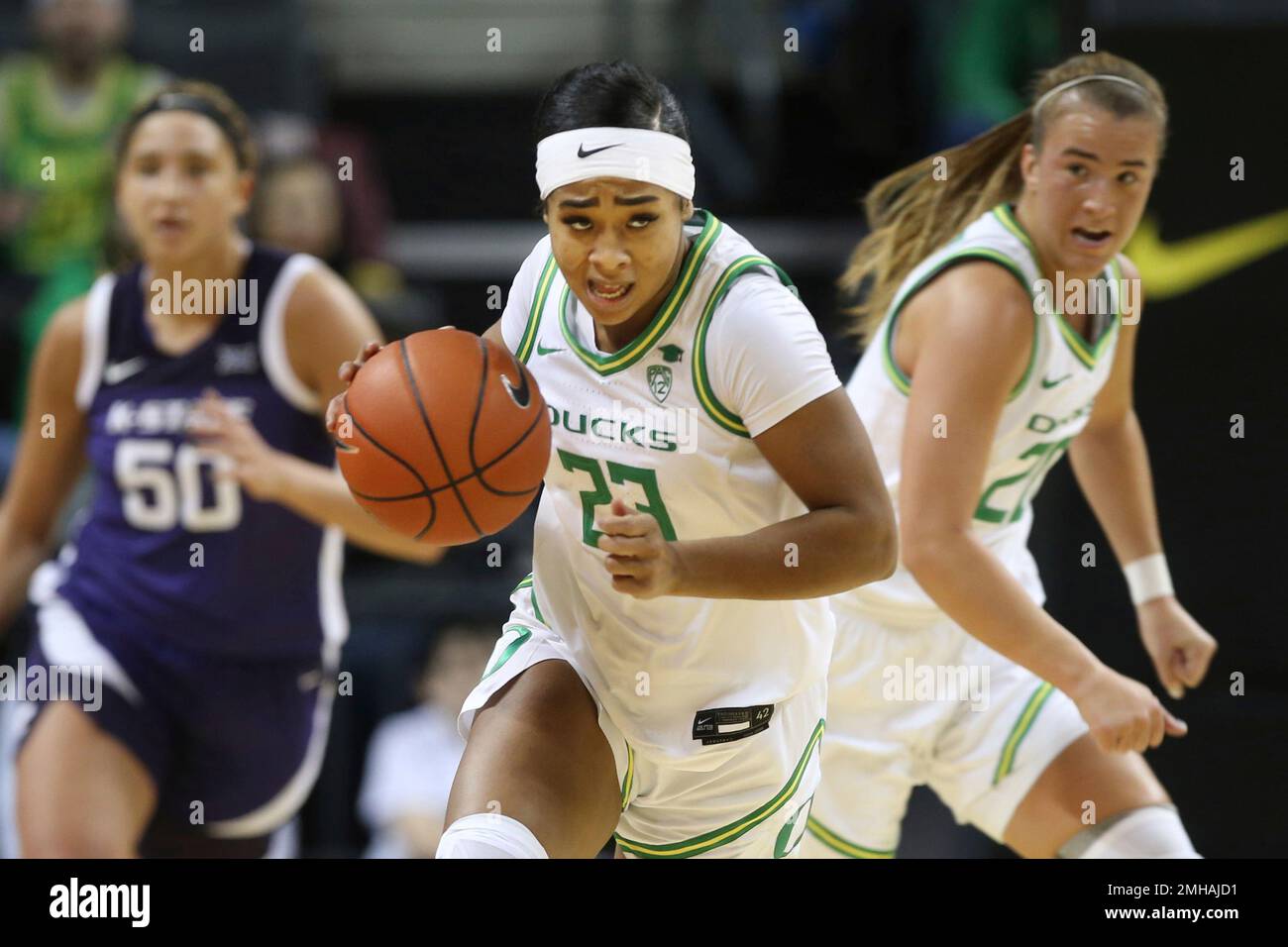 Oregon's Minyon Moore, center, brings the ball down court ahead of ...