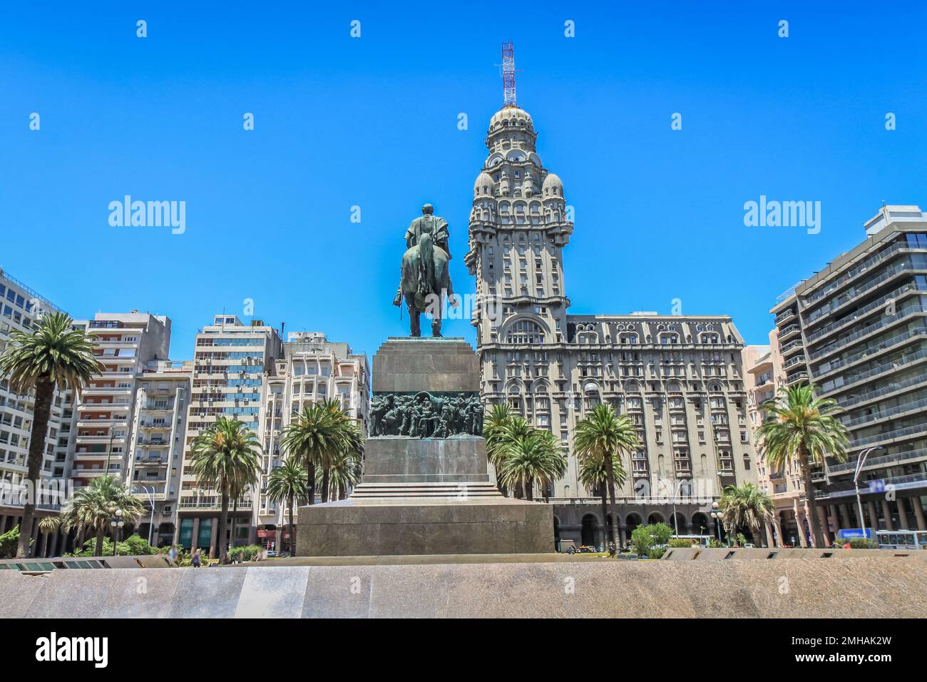 Independence square, Plaza del Independencia, city of Montevideo ...