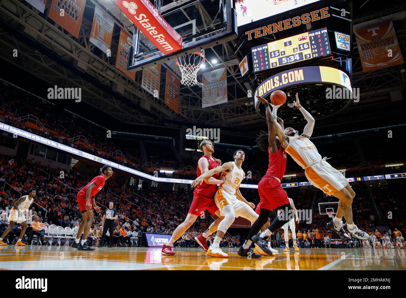 Tennessee guard Lamonte Turner (1) puts up a shot past Jacksonville ...