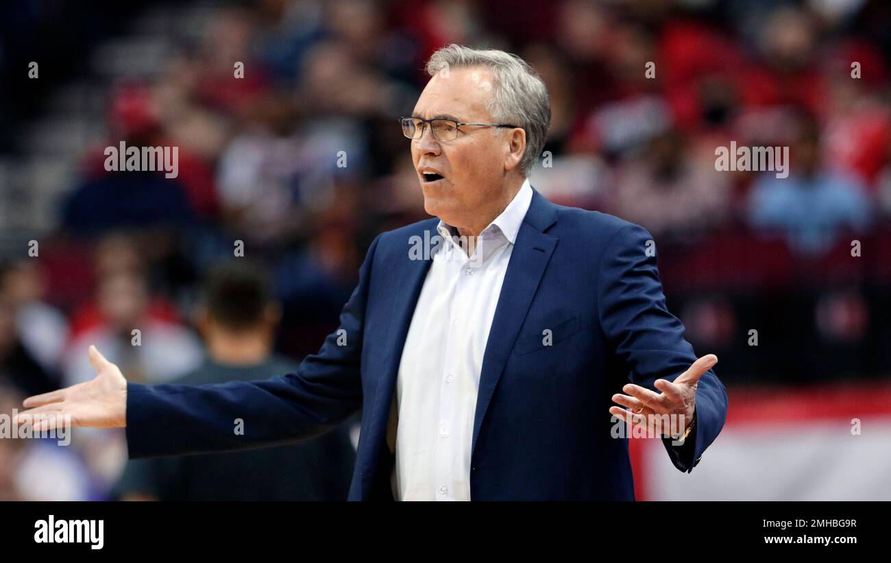 Houston Rockets head coach Mike D'Antoni during the first half of an ...