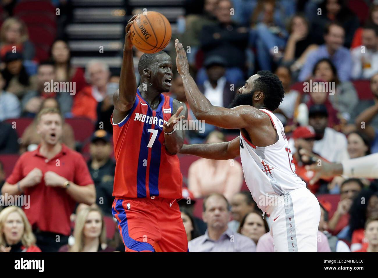 Detroit Pistons forward Thon Maker (7) passes the ball under pressure ...