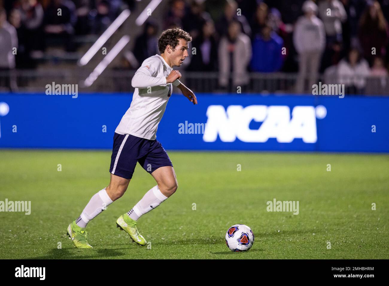 Virginia's Joe Bell (8) handles the ball during the NCAA college soccer ...