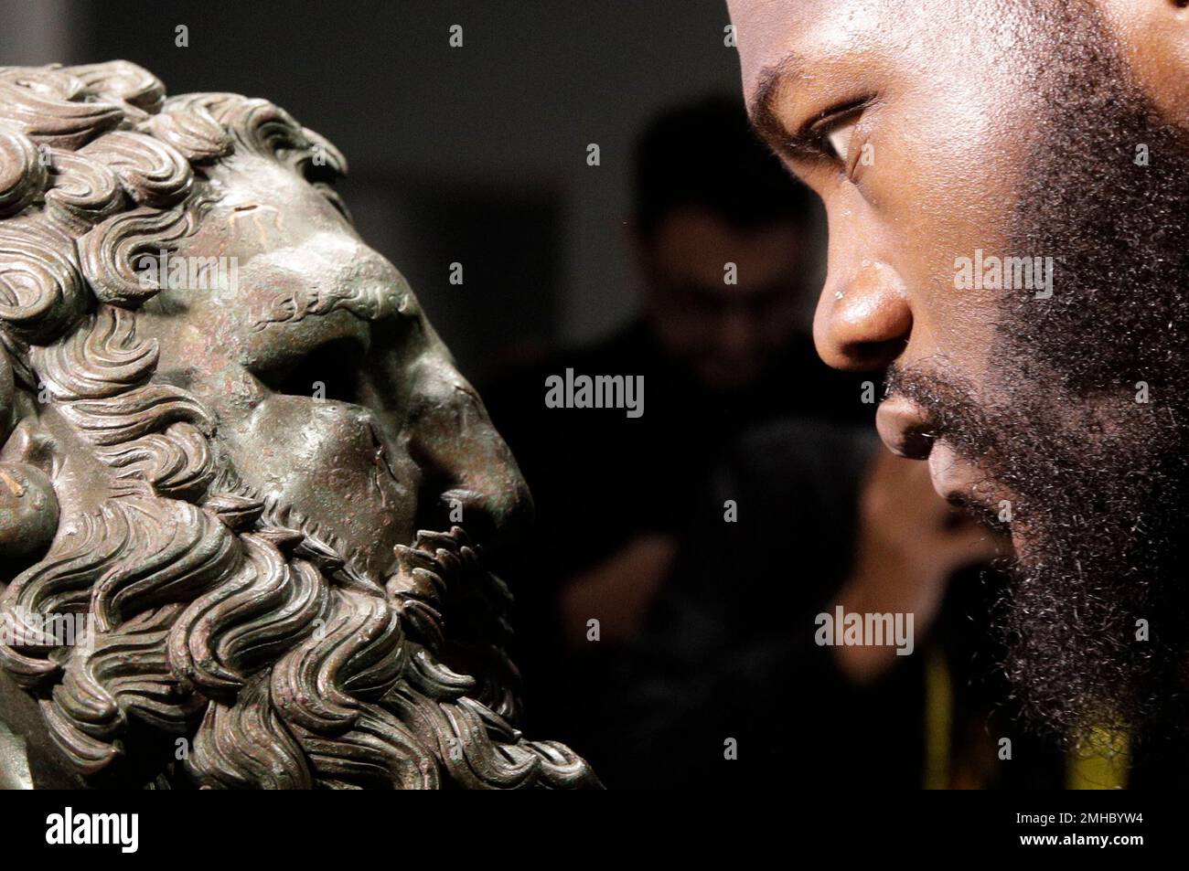Heavyweight champion Deontay Wilder poses with bronze statue Boxer at ...