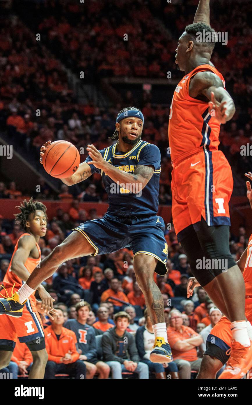Michigan's Zavier Simpson (3) passes around Illinois defender Kofi ...
