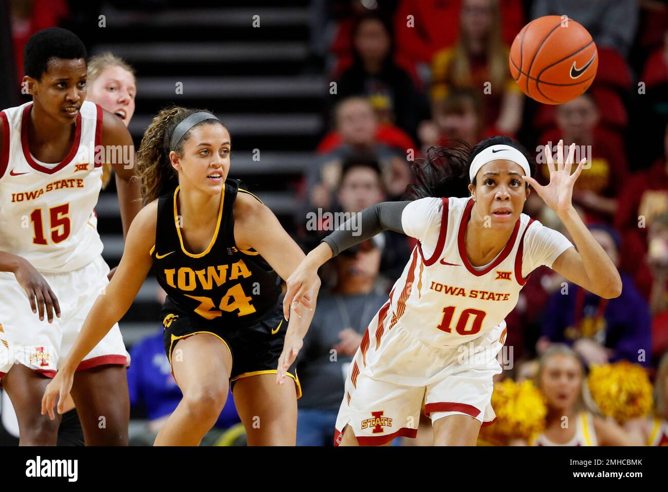 Iowa State guard Nia Washington (10) runs down a loose ball ahead of ...