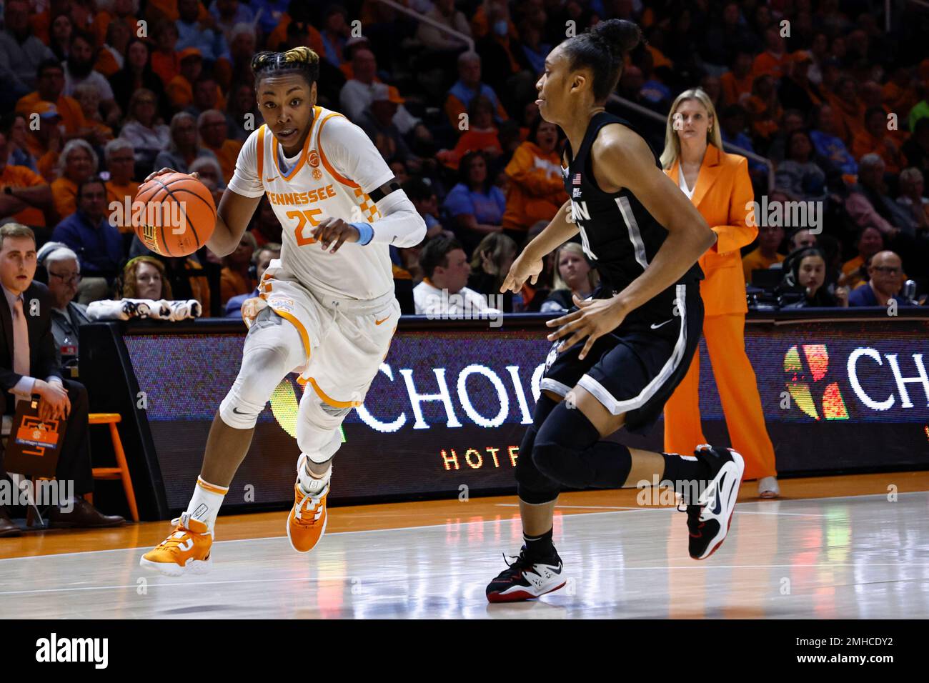 Tennessee guard Jordan Horston (25) drives against UConn forward Aubrey ...