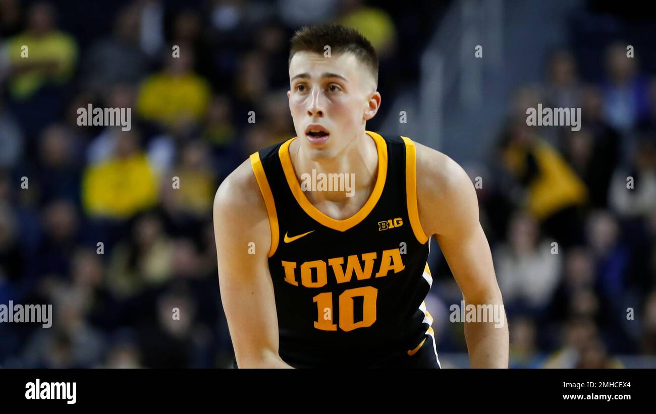 Iowa guard Joe Wieskamp plays against Michigan in the second half of an ...