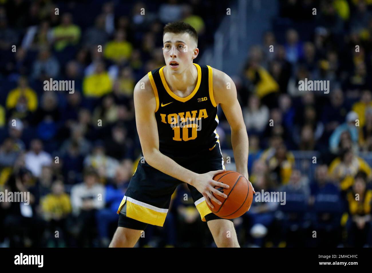 Iowa guard Joe Wieskamp plays against Michigan in the second half of an ...