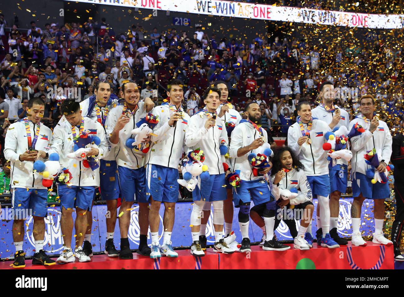Philippines' men's team pose after winning gold at the basketball ...