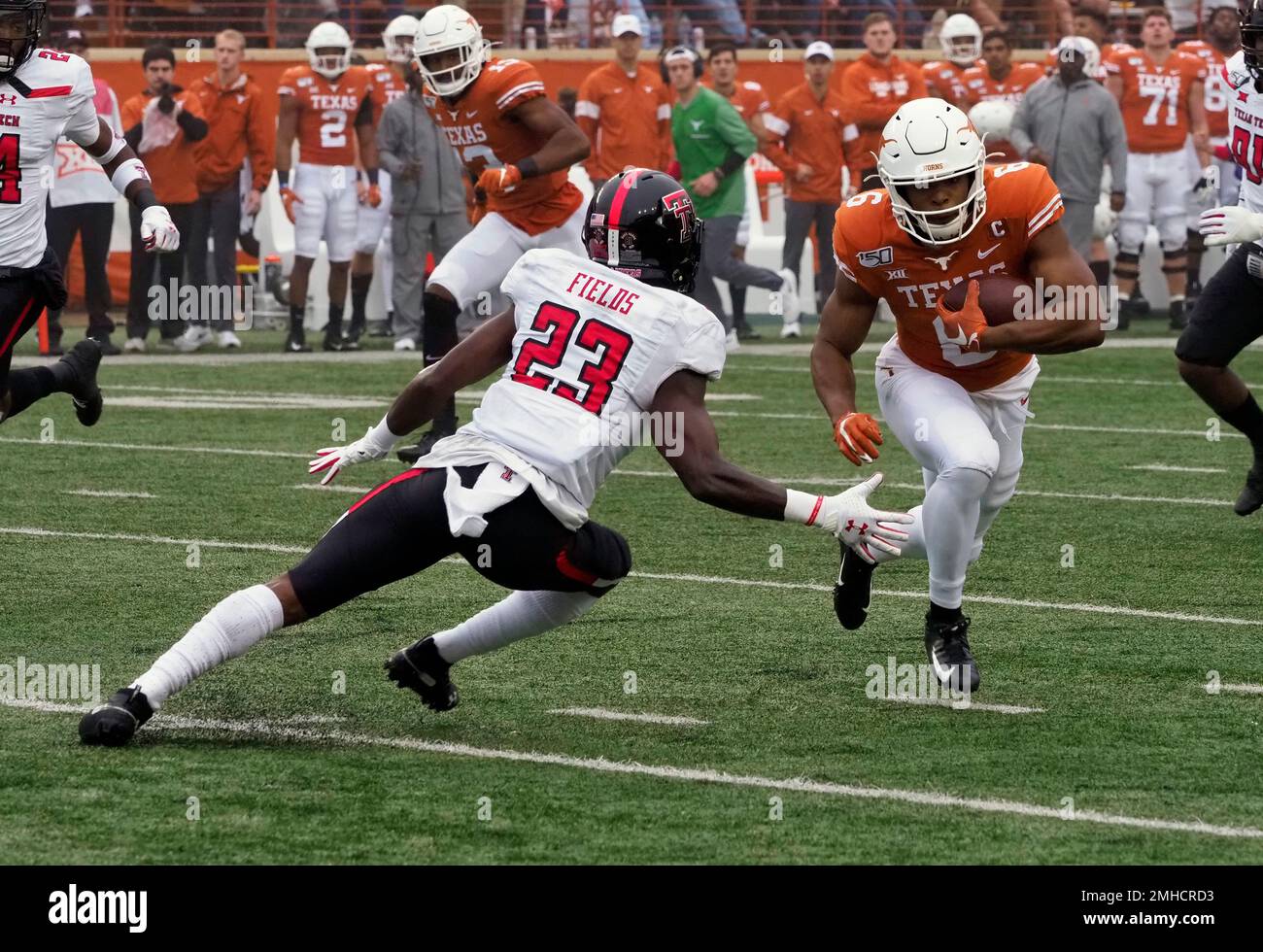 Texas receiver Devin Duvernay (6) runs the ball against Texas Tech's ...