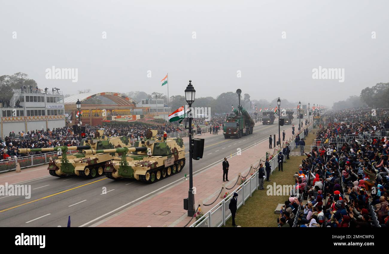 Tracked self propelled howitzer hi-res stock photography and images - Alamy