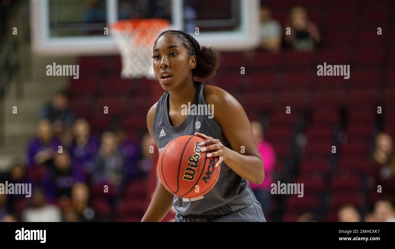 Texas A&M guard Kayla Wells (11) sets up the offense against Oklahoma ...
