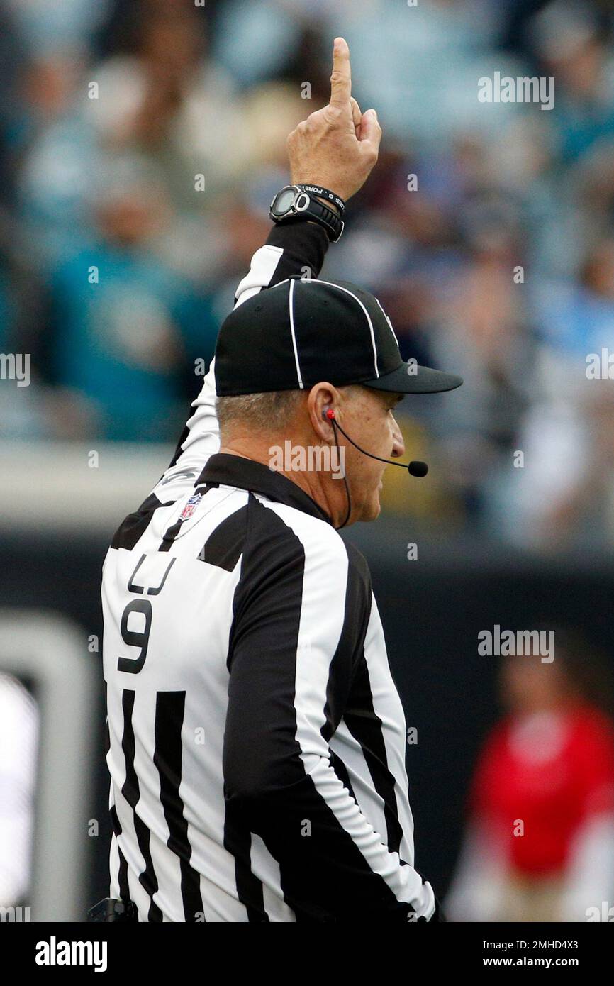 Line judge Mark Perlman (9) signals during the first half of an NFL ...