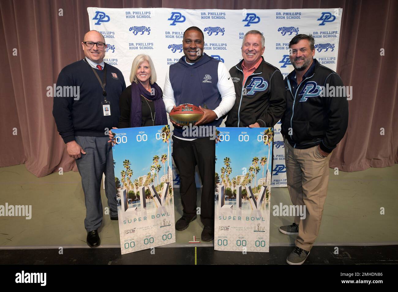Dr. Phillips High School head football coach Rodney Wells, center ...