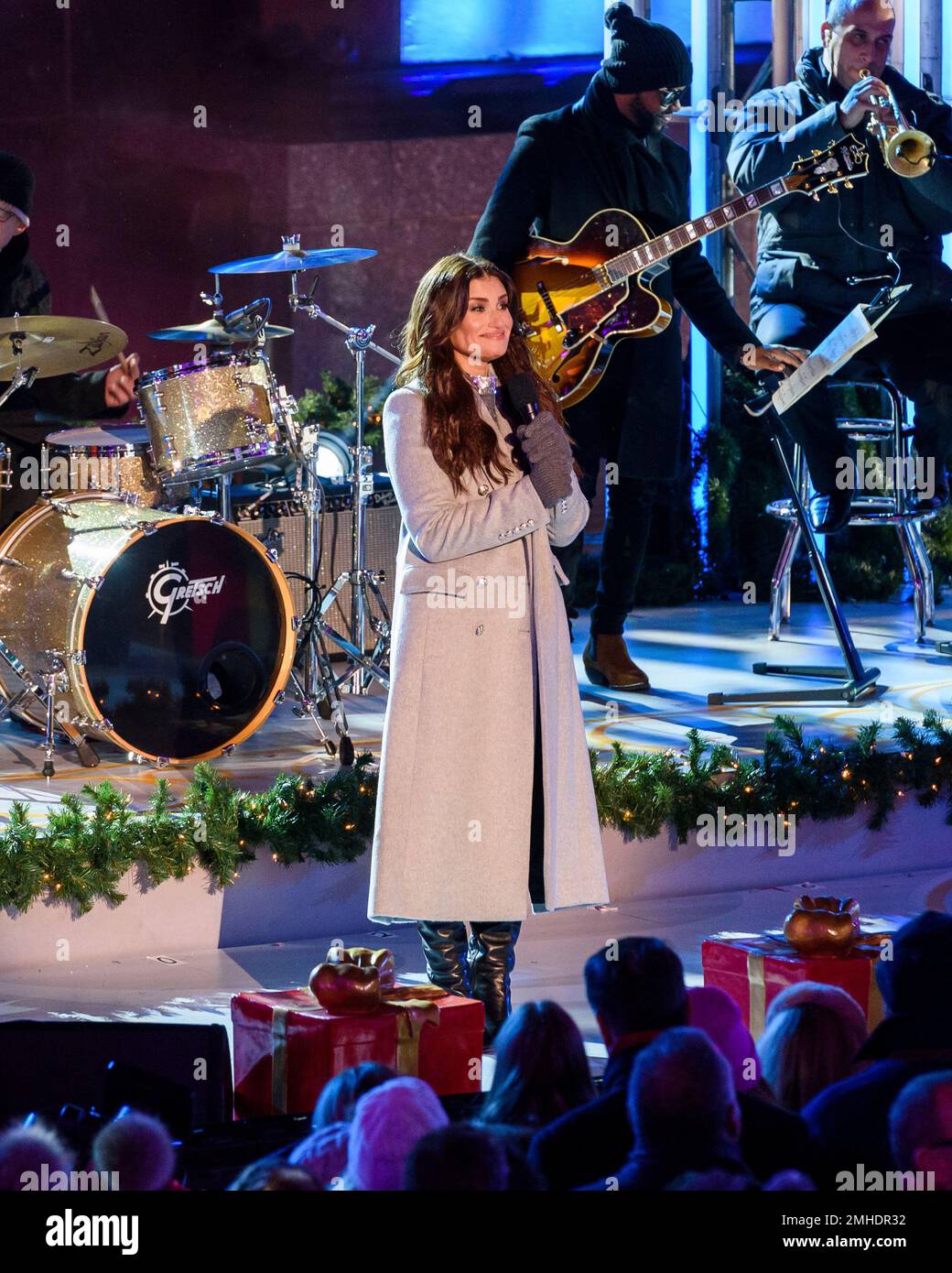 Idina Menzel performs during the 87th annual Rockefeller Center ...