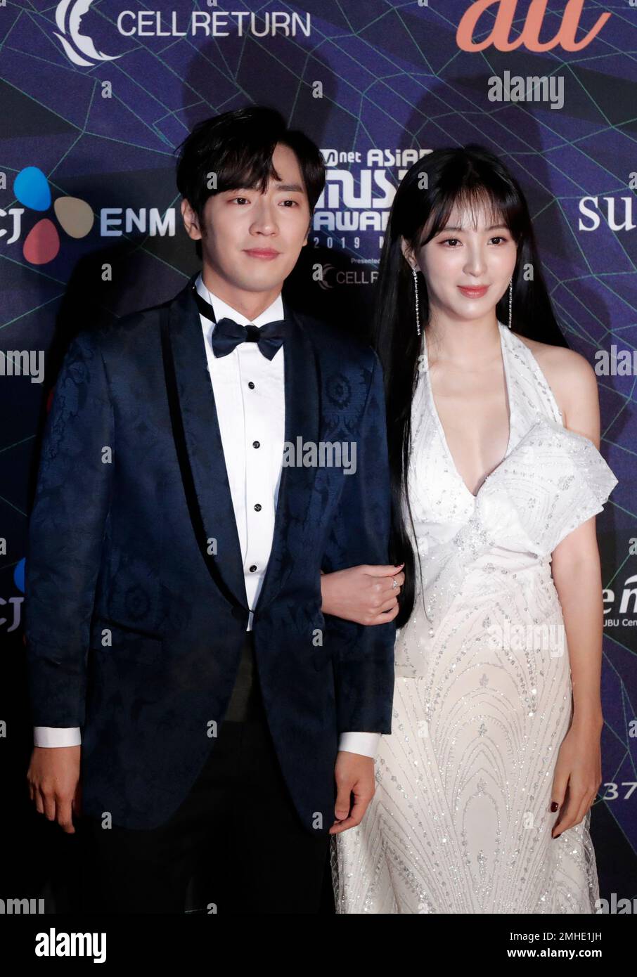 Actors Lee Sang-yeob, left, and Jung Hye-sung pose for photographers ...