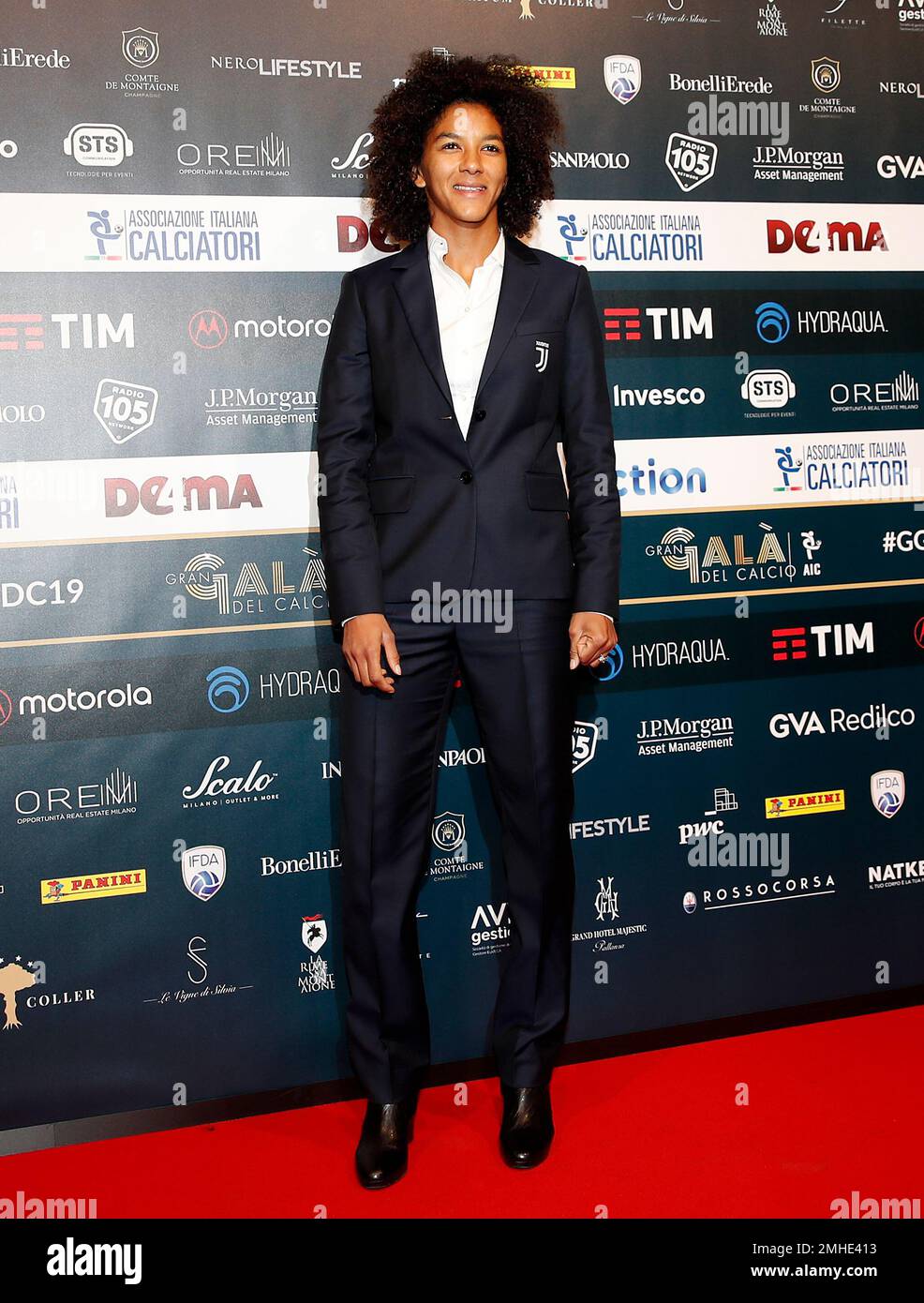 Sara Gama poses for photographer as she arrives for the Gran Gala ...