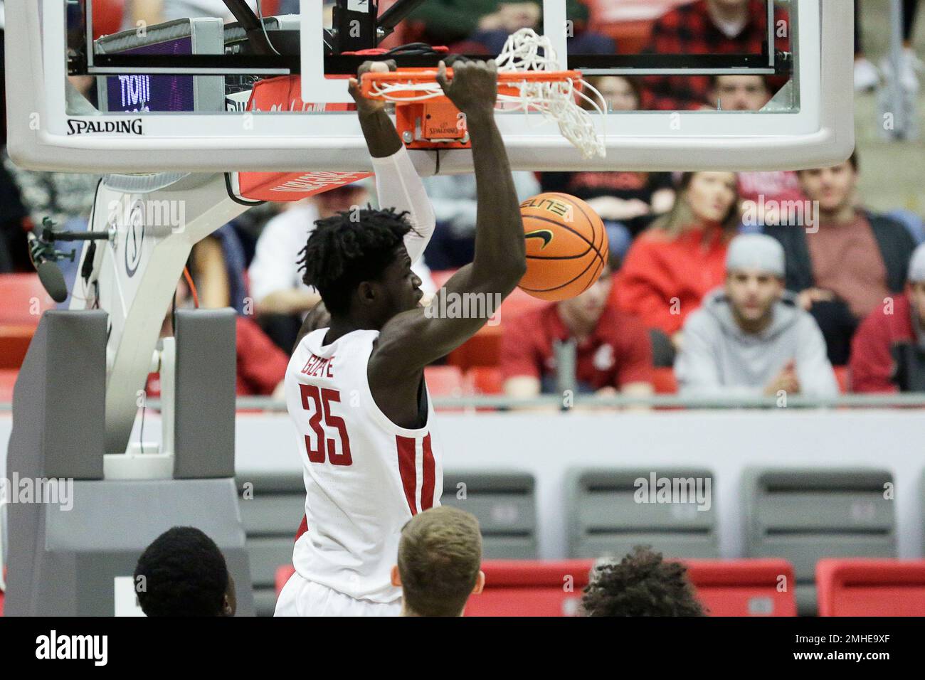 Washington State forward Mouhamed Gueye dunks during the first half of ...