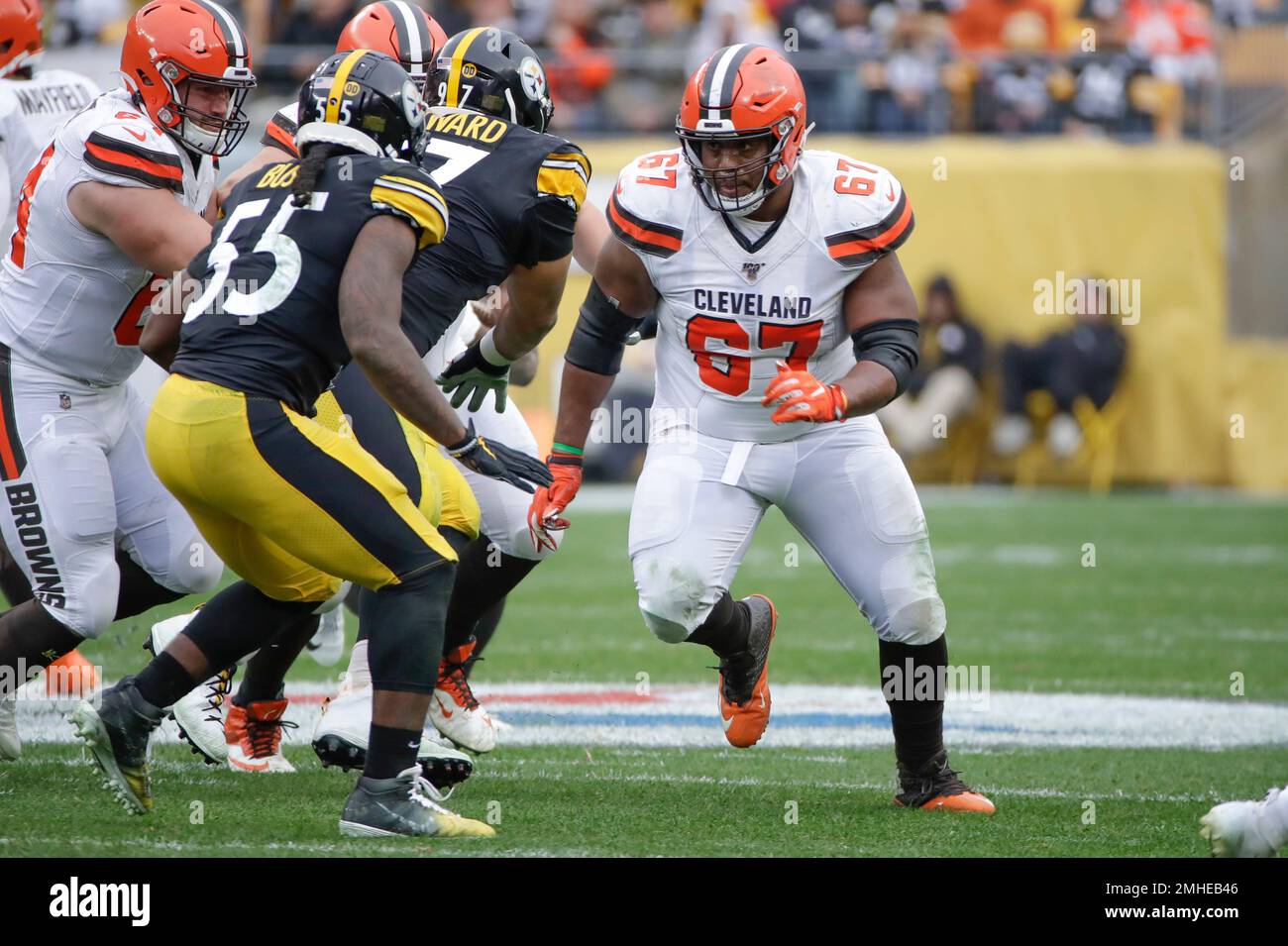 Cleveland Browns offensive tackle Justin McCray (67) plays against the ...