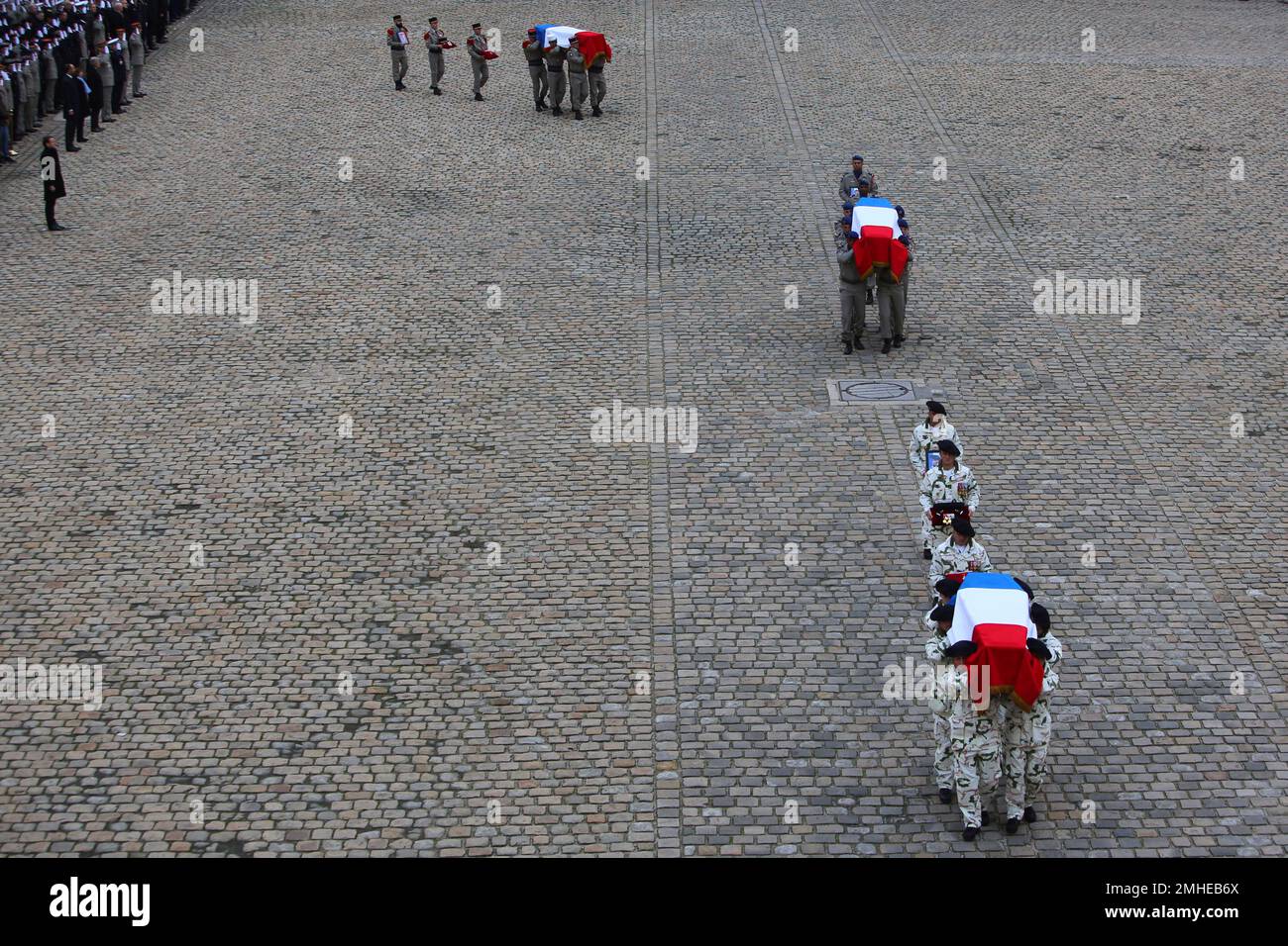 Soldiers carry away the coffins of three of 13 French soldiers killed ...