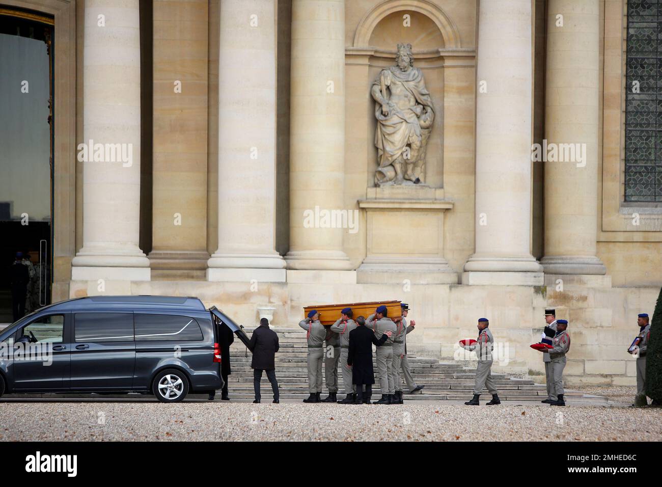 Soldiers carry the coffin of a soldier into the Invalides monument ...