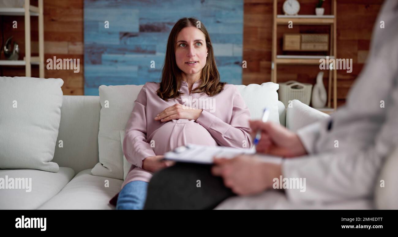 Doctor pregnant women home hi-res stock photography and images - Alamy