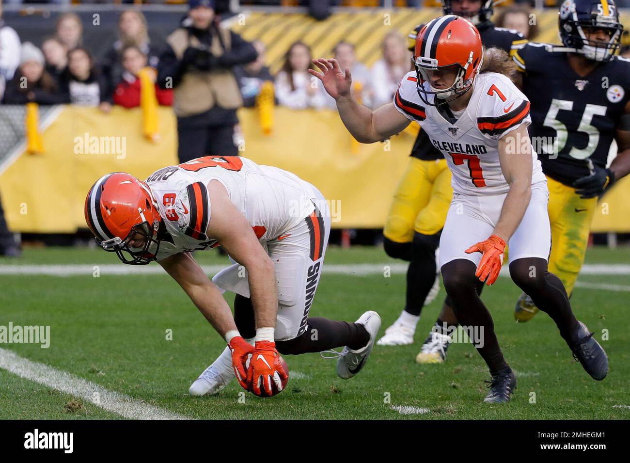 Cleveland Browns tight end Stephen Carlson (89) downs the ball on the ...