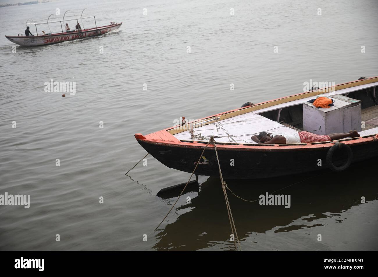 Sleep on the banks of the river ganges hi-res stock photography and ...