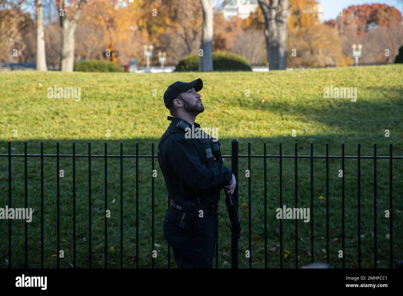 A uniformer Secret Service Officer patrols the White House grounds ...
