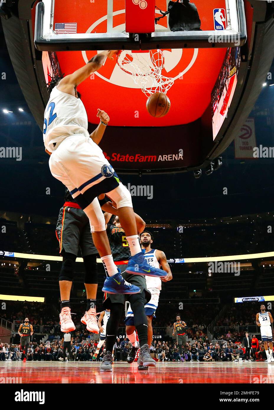 Minnesota Timberwolves center Karl-Anthony Towns (32) dunks in the ...