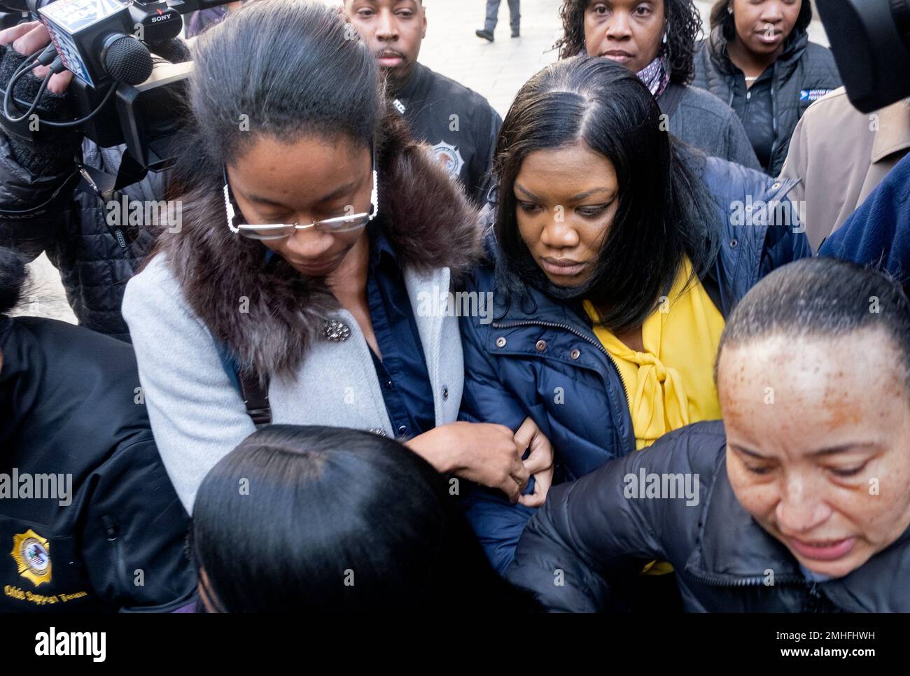 Tova Noel, center right in yellow blouse, a federal jail guard ...