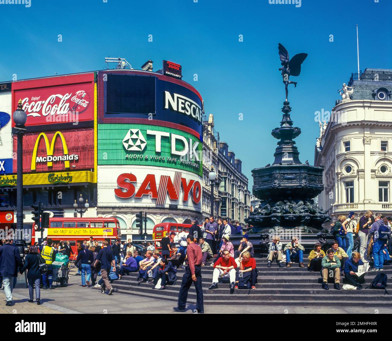 Piccadilly circus 1990s hi-res stock photography and images - Alamy