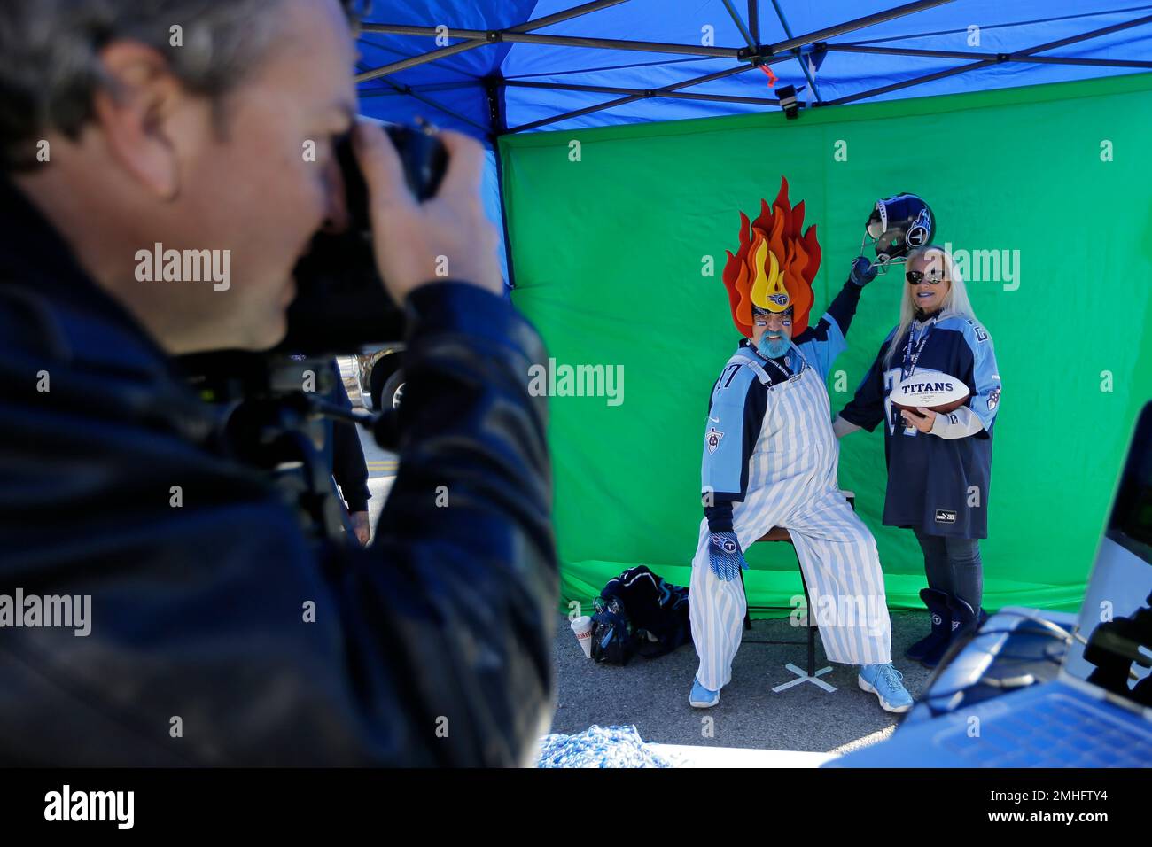 Tennessee Titans fans Johnny Goodman, center, and Darla Hines, pose for ...