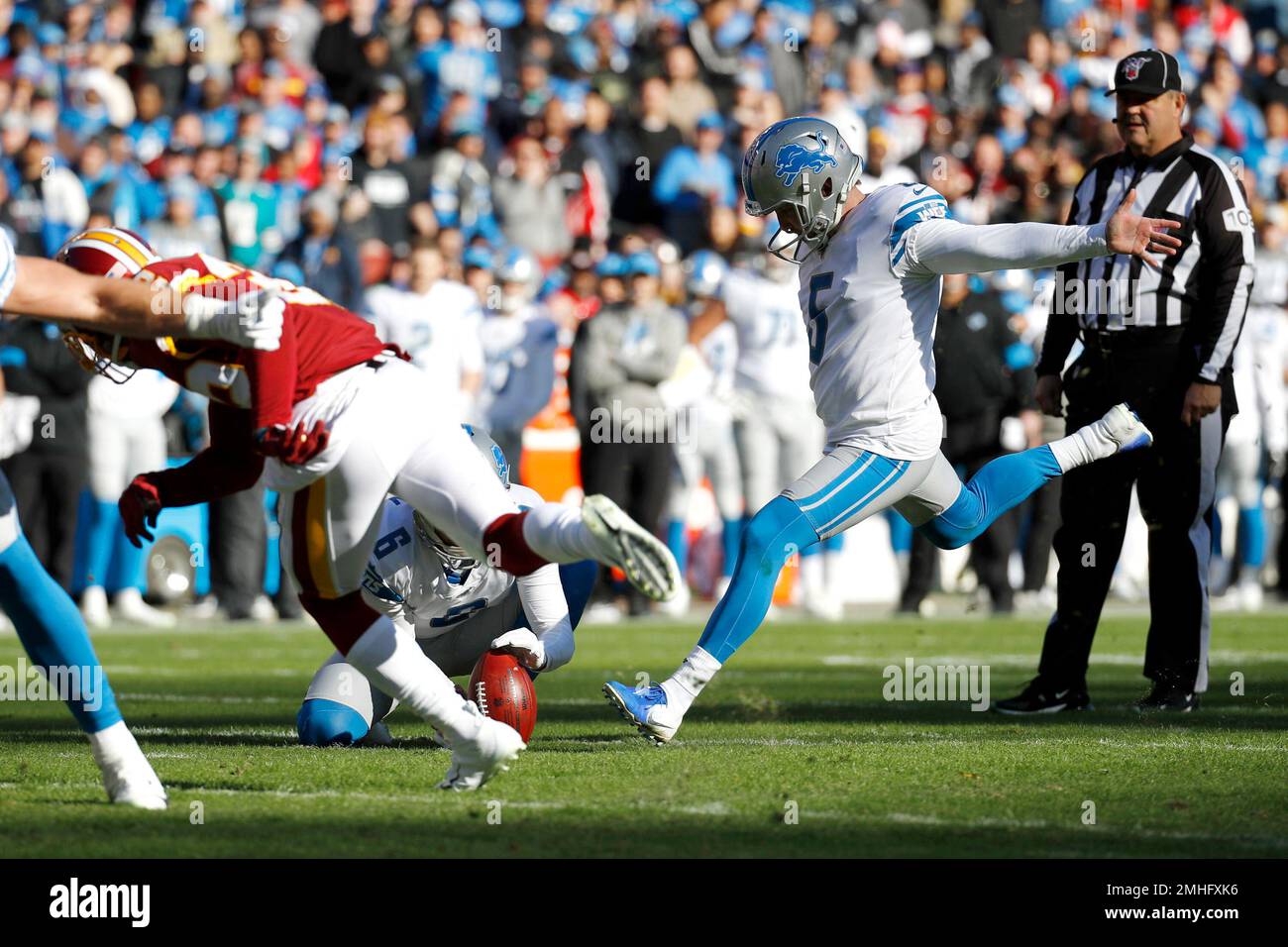 Detroit Lions kicker Matt Prater (5) kicks a field goal against the ...