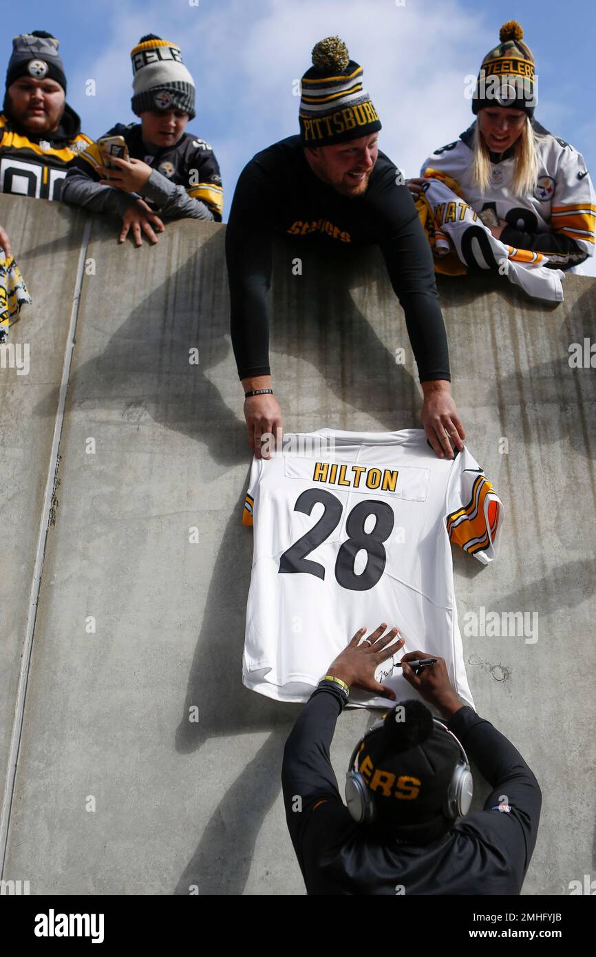 Pittsburgh Steelers cornerback Mike Hilton (28) signs autographs before ...