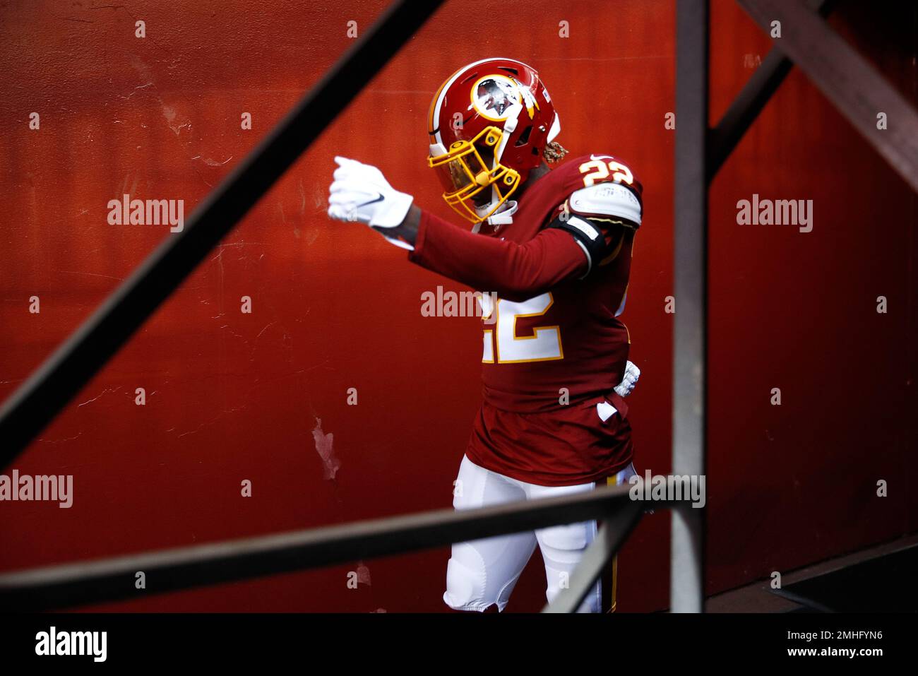 Washington Redskins defensive back Deshazor Everett heads to the field ...