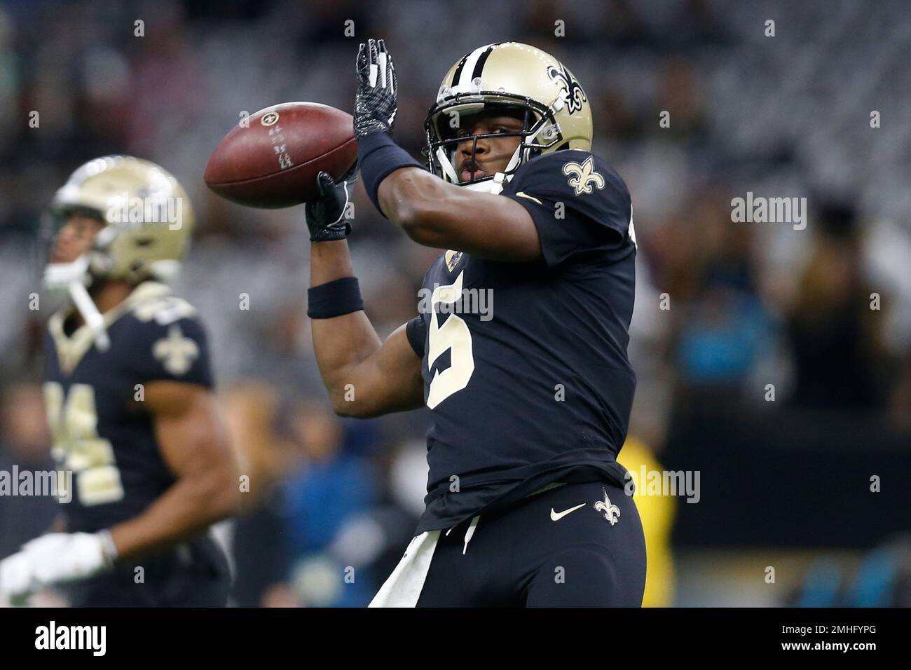 New Orleans Saints quarterback Teddy Bridgewater (5) warms up, before ...