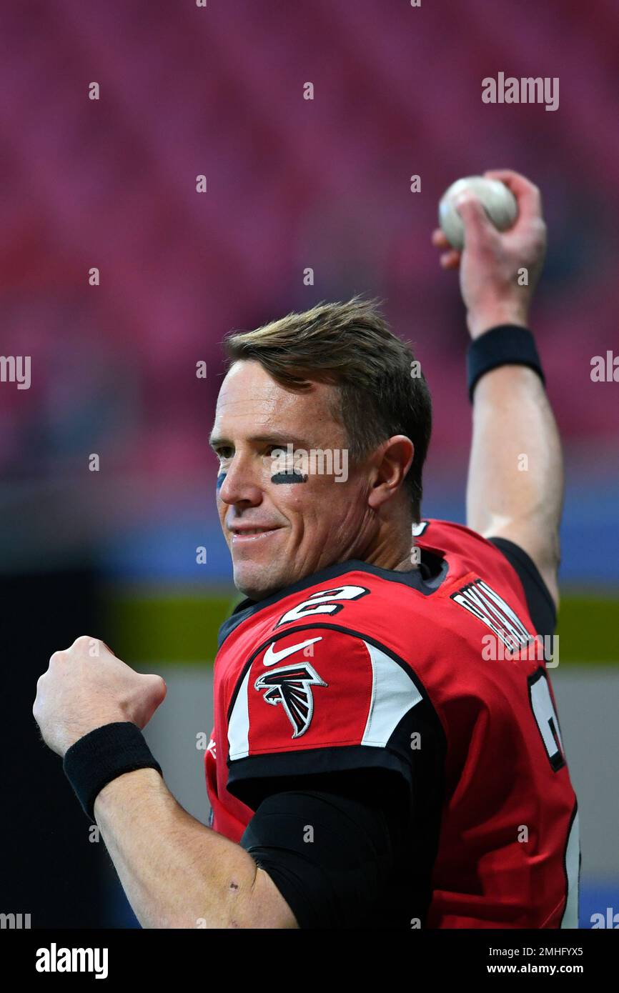 Atlanta Falcons quarterback Matt Ryan (2) warms up before an NFL ...