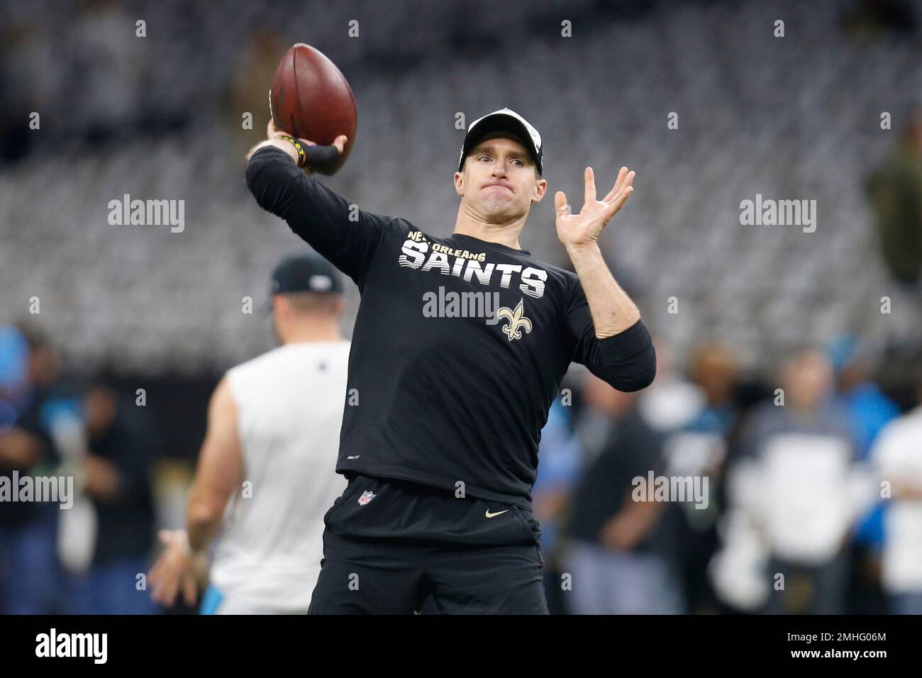 New Orleans Saints quarterback Drew Brees warms up before an NFL ...
