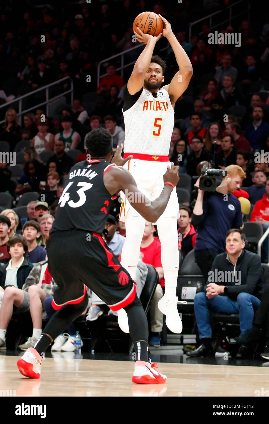 Atlanta Hawks Jabari Parker (5) shoots over Toronto Raptors Pascal ...