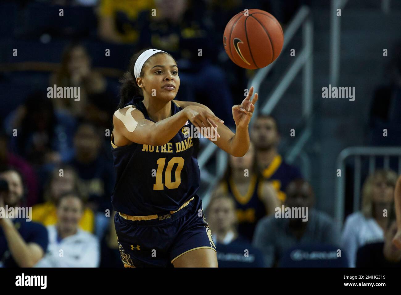 Notre Dame guard Katlyn Gilbert (10) in action against Michigan during ...