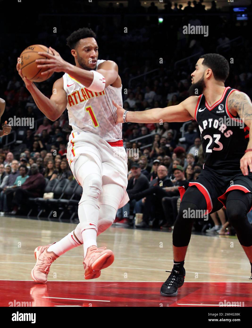 Atlanta Hawks Evan Turner (1) drives to the basket toward Toronto ...