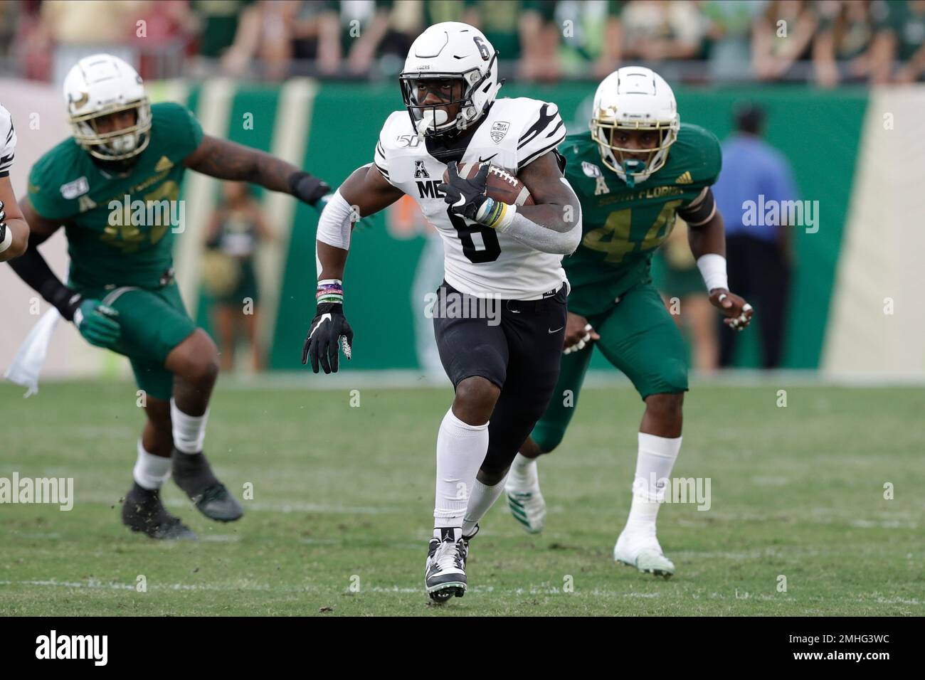 Memphis running back Patrick Taylor Jr. (6) runs against South Florida ...
