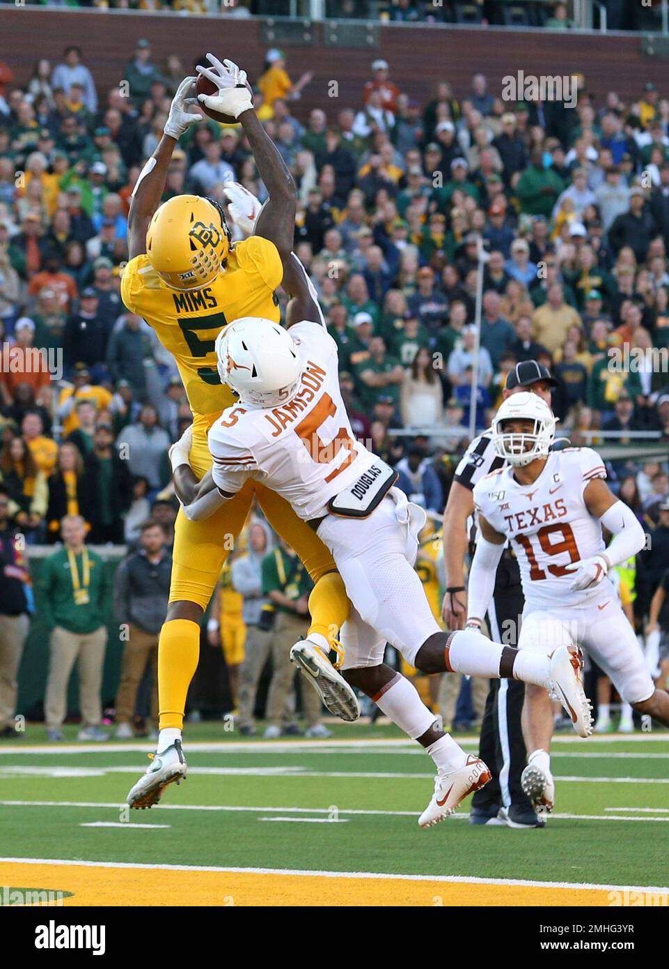 Baylor wide receiver Denzel Mims (5) makes a touchdown reception over ...