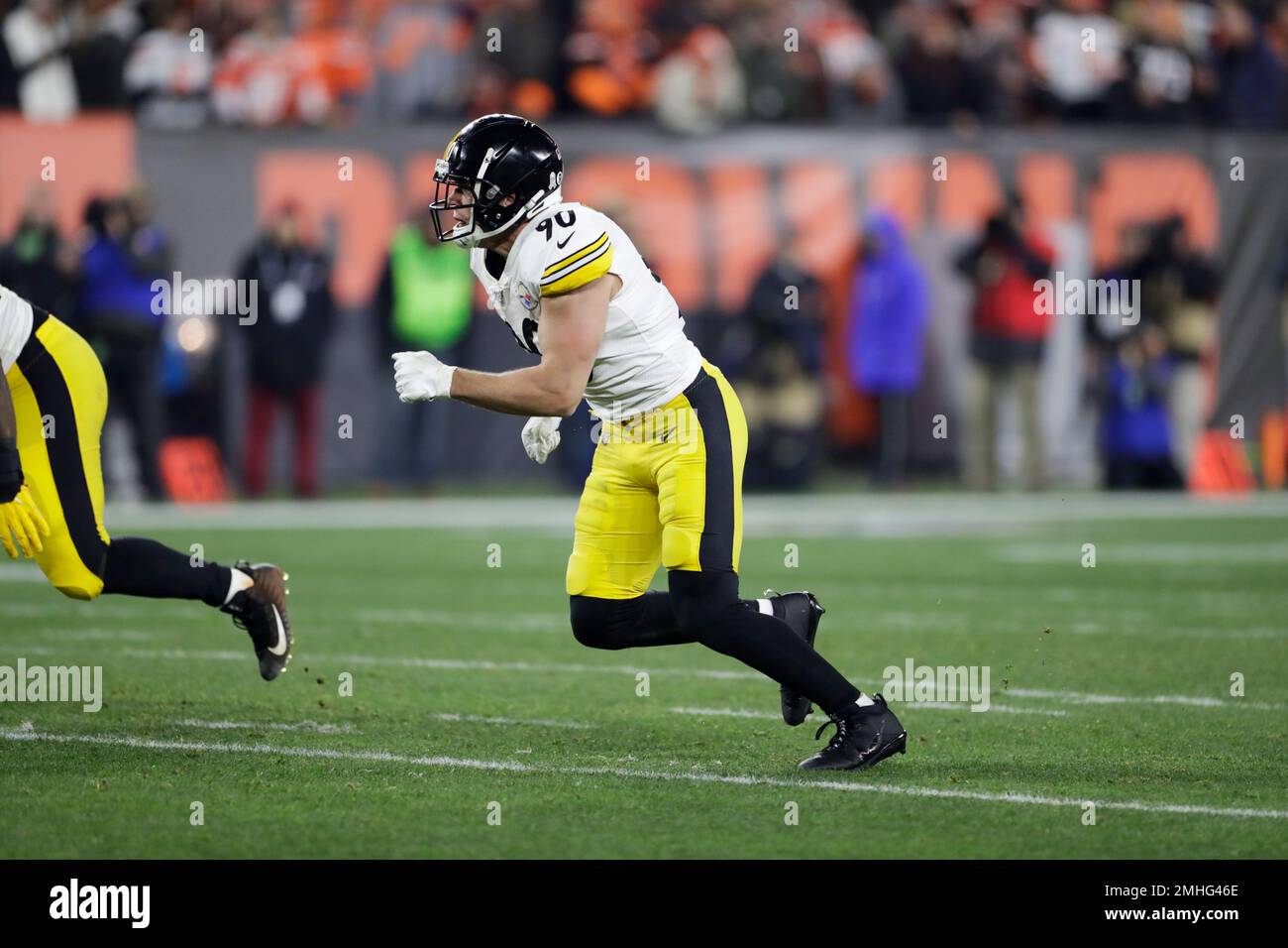 Pittsburgh Steelers outside linebacker T.J. Watt (90) plays against the ...