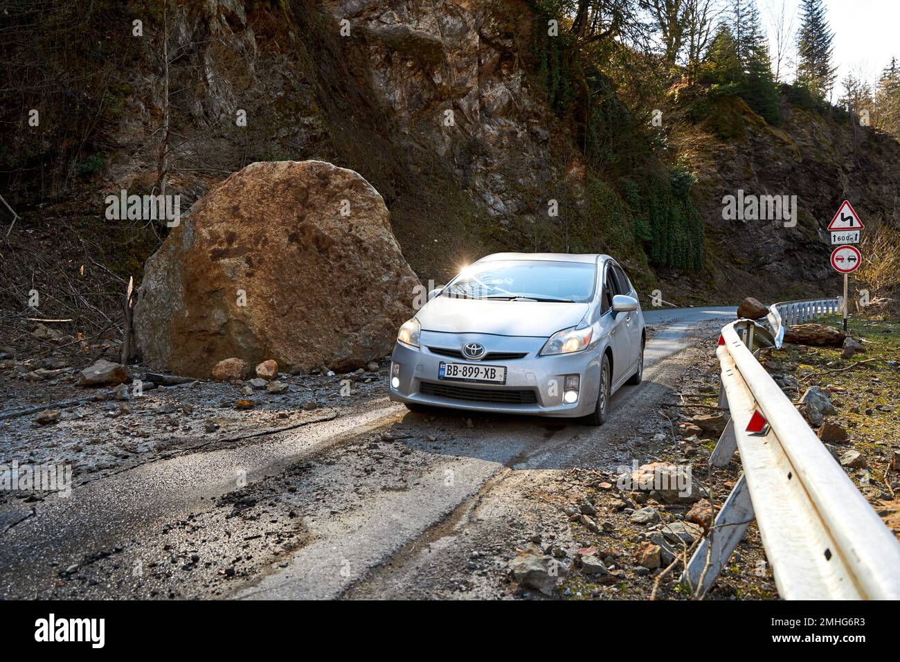 Roadway damage from earthquake hi-res stock photography and images - Alamy