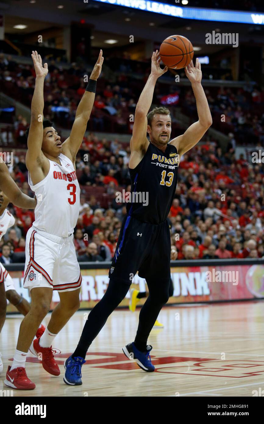 Purdue Fort Wayne forward Matt Holba, right, passes in front of Ohio ...