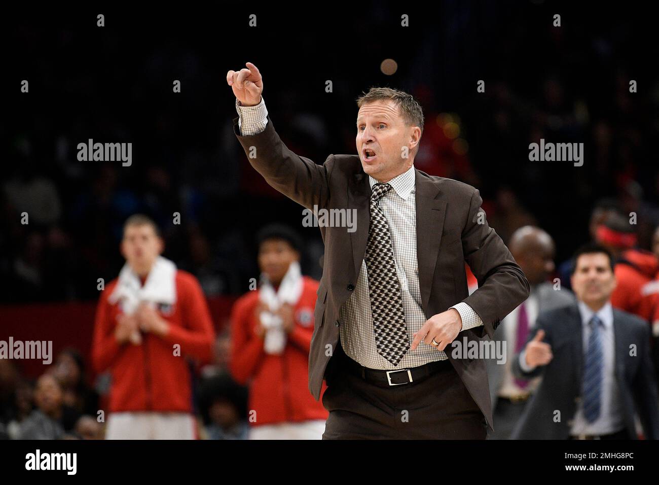Washington Wizards head coach Scott Brooks gestures during the second ...