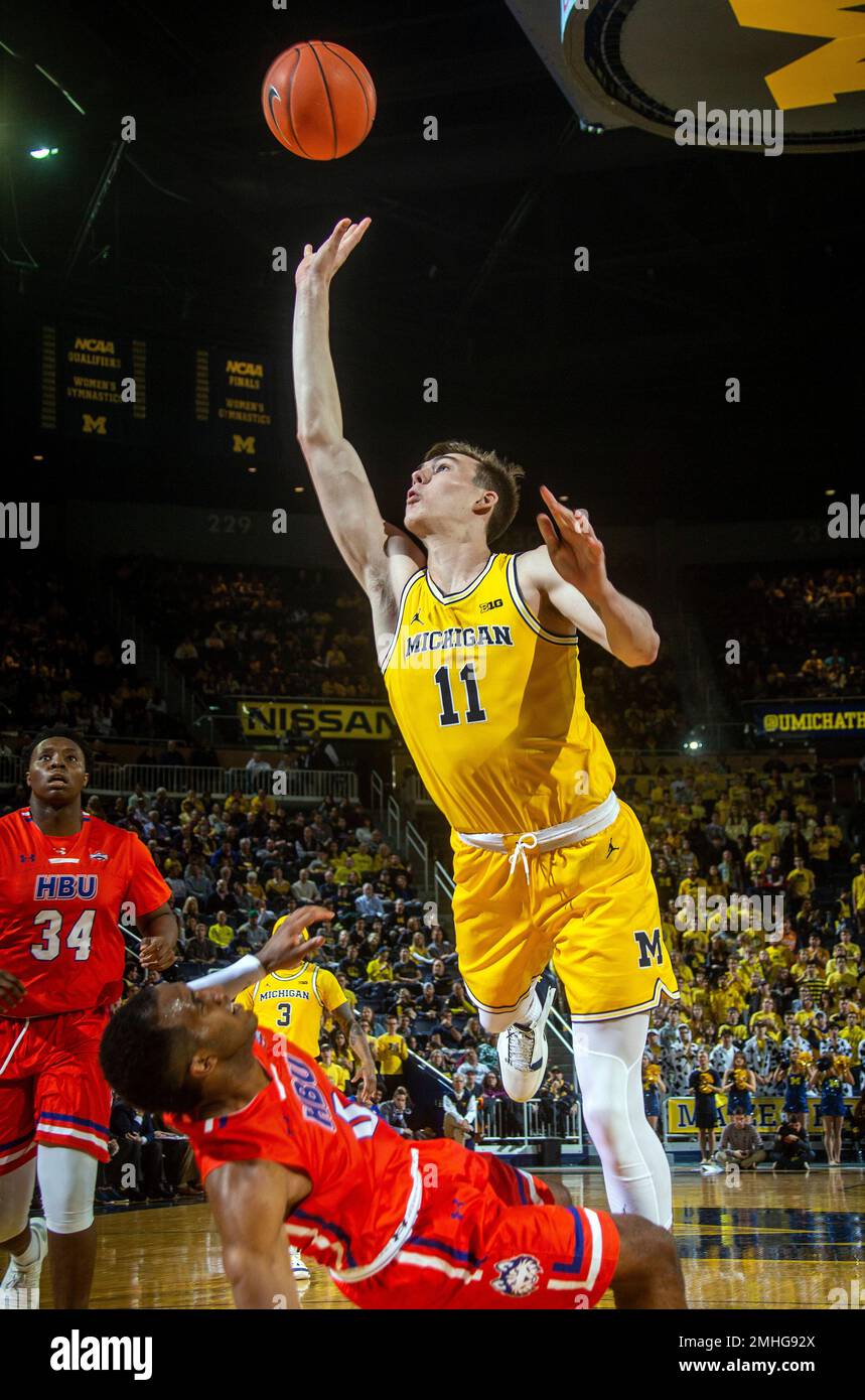 Michigan forward Colin Castleton (11) shoots over falling Houston ...