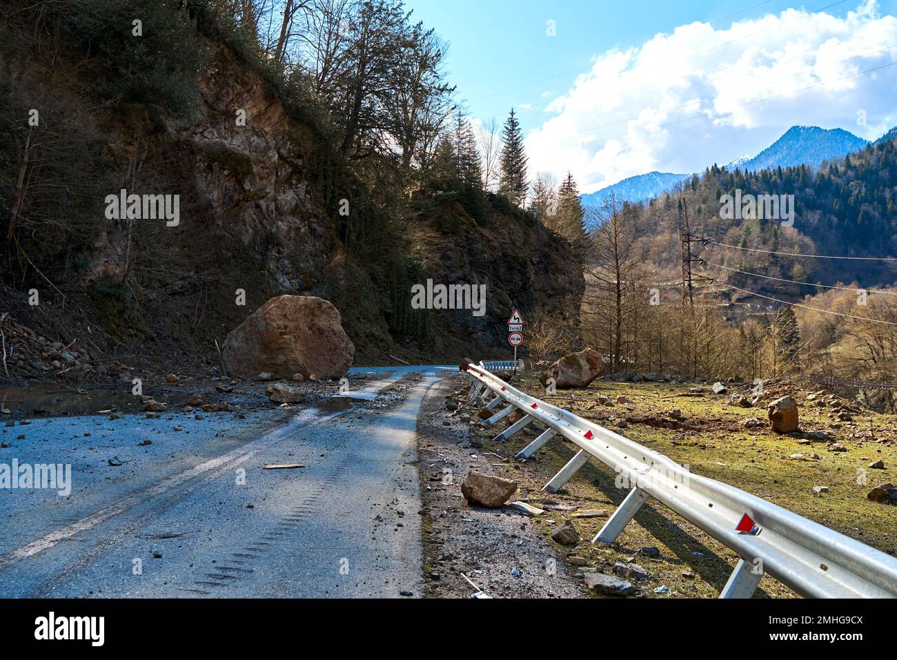 Roadway damage from earthquake hi-res stock photography and images - Alamy